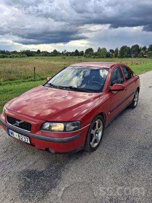 Sarkans Volvo S60 2003 Aizkraukle, ar dzinēja tilpumu 2.40 L un nobraukumu 447 tūkst. km par 1200 €, foto  vietnē AUTOMOTO.COM.LV