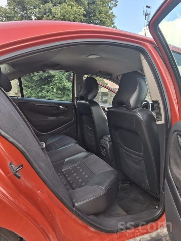 Sarkans Volvo S60 2003 Aizkraukle, ar dzinēja tilpumu 2.40 L un nobraukumu 447 tūkst. km par 1200 €, foto 6 vietnē AUTOMOTO.COM.LV