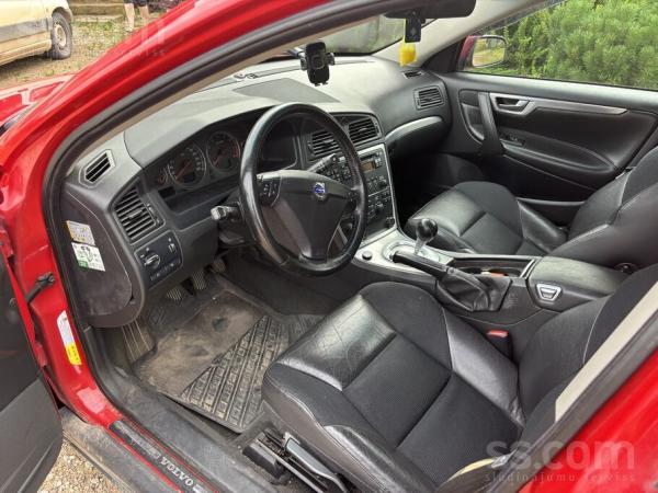 Red Volvo S60 2005 in Aluksne, with an engine capacity of 2.40 L and mileage of 405 thousand km for 1250 €, photo 7 on AUTOMOTO.COM.LV