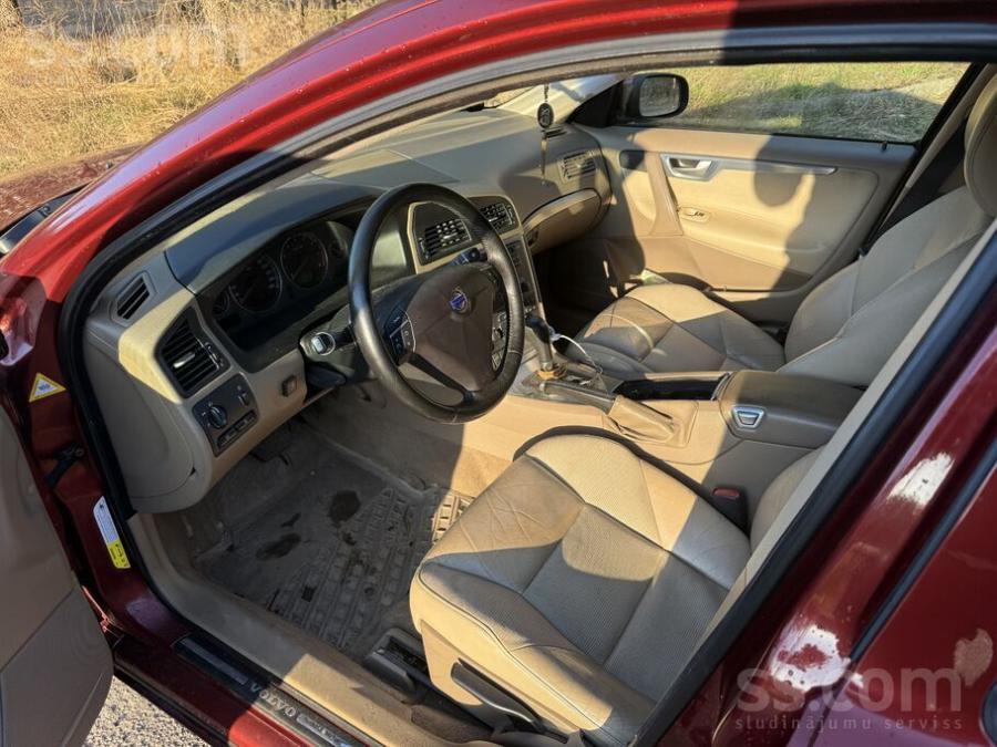Red Volvo S60 2006 in Riga, with an engine capacity of 2.40 L and mileage of 142 thousand km for 3550 €, photo 10 on AUTOMOTO.COM.LV