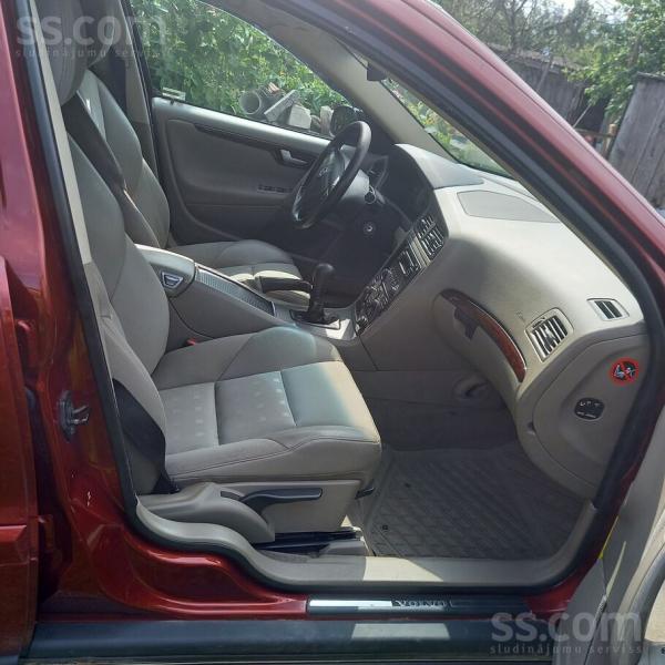 Red Volvo S60 2007 in Aluksne, with an engine capacity of 2.40 L and mileage of 294 thousand km for 2500 €, photo 2 on AUTOMOTO.COM.LV