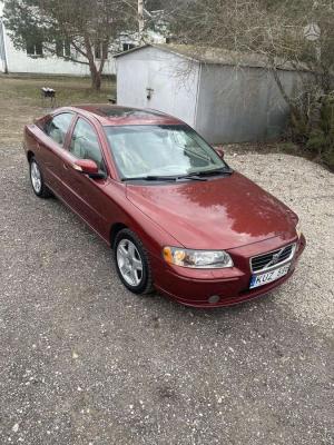 Sarkans Volvo S60 2008 Ukmergė, ar dzinēja tilpumu 2.40 L un nobraukumu 256 tūkst. km par 2800 €, foto  vietnē AUTOMOTO.COM.LV