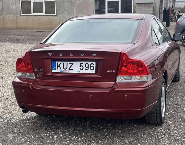Red Volvo S60 2008 in Ukmerge, with an engine capacity of 2.40 L and mileage of 256 thousand km for 2800 €, photo 4 on AUTOMOTO.COM.LV