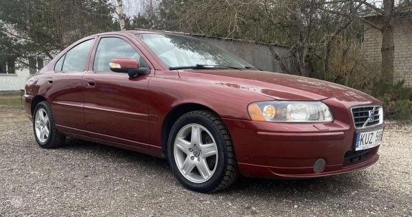 Red Volvo S60 2008 in Ukmerge, with an engine capacity of 2.40 L and mileage of 256 thousand km for 2800 €, photo 8 on AUTOMOTO.COM.LV