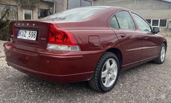 Red Volvo S60 2008 in Ukmerge, with an engine capacity of 2.40 L and mileage of 256 thousand km for 2800 €, photo 10 on AUTOMOTO.COM.LV