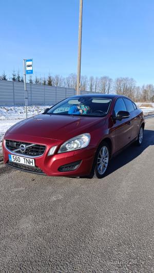 Sarkans Volvo S60 2010 Veru, ar dzinēja tilpumu 2.00 L un nobraukumu 269 tūkst. km par 6500 €, foto  vietnē AUTOMOTO.COM.LV