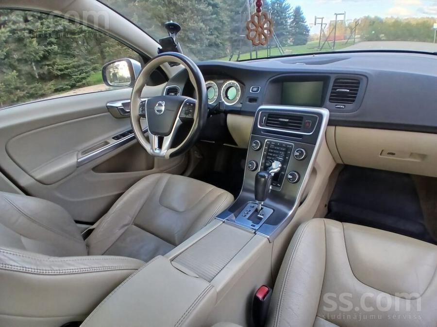 Red Volvo S60 2010 in Riga, with an engine capacity of 2.00 L and mileage of 244 thousand km for 4500 €, photo 9 on AUTOMOTO.COM.LV