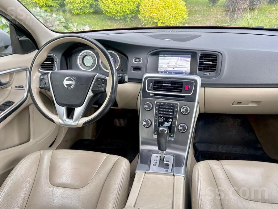 Red Volvo S60 2010 in Riga, with an engine capacity of 2.00 L and mileage of 244 thousand km for 4750 €, photo 15 on AUTOMOTO.COM.LV