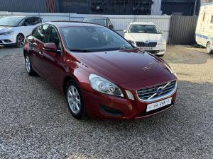 Sarkans Volvo S60 2011 Kauņa, ar dzinēja tilpumu 1.56 L un nobraukumu 278 tūkst. km par 4750 €, foto  vietnē AUTOMOTO.COM.LV