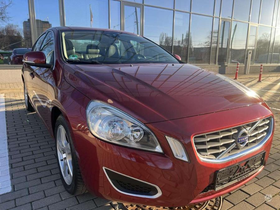 Red Volvo S60 2012 in Kaunas, with an engine capacity of 2.40 L and mileage of 265 thousand km for 6999 €, photo 2 on AUTOMOTO.COM.LV