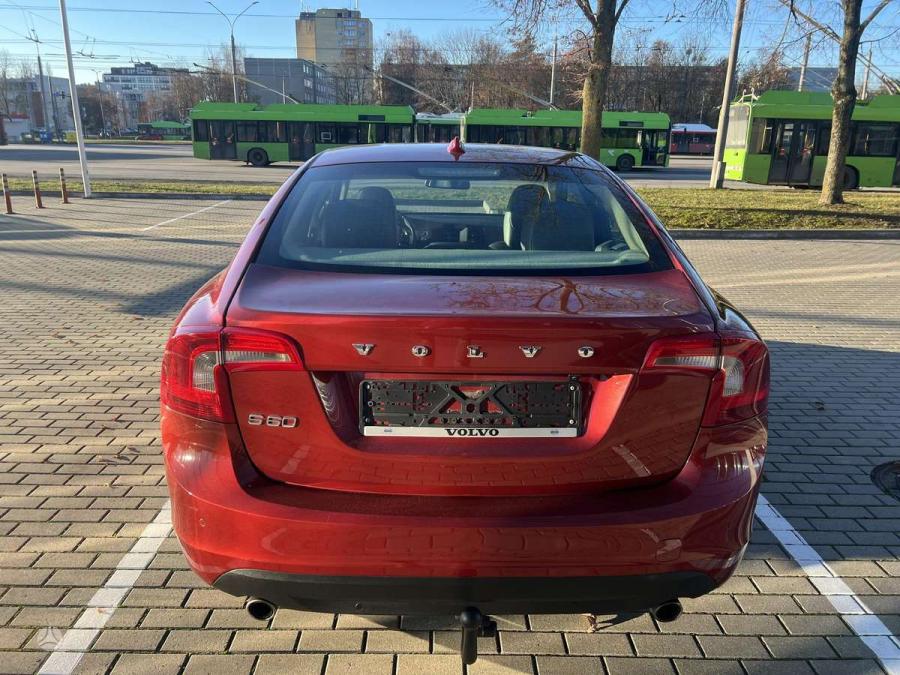 Red Volvo S60 2012 in Kaunas, with an engine capacity of 2.40 L and mileage of 265 thousand km for 6999 €, photo 7 on AUTOMOTO.COM.LV