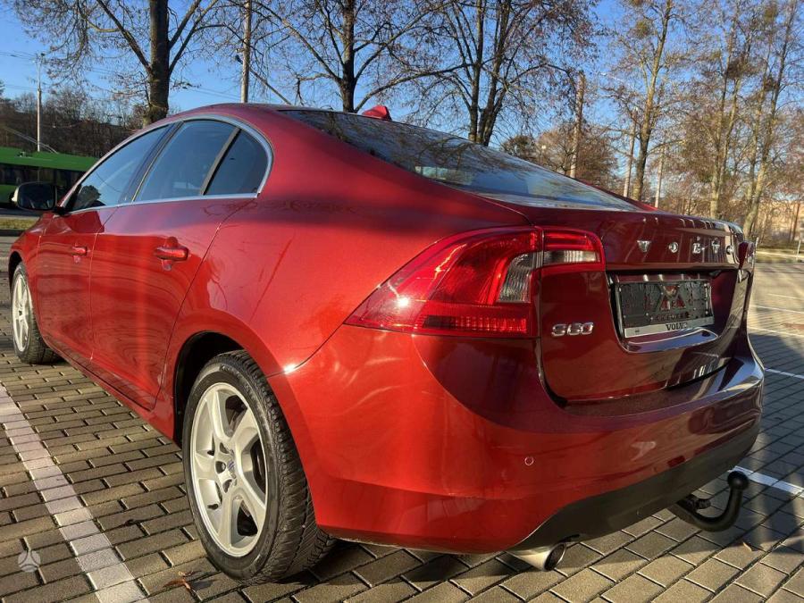 Red Volvo S60 2012 in Kaunas, with an engine capacity of 2.40 L and mileage of 265 thousand km for 6999 €, photo 11 on AUTOMOTO.COM.LV