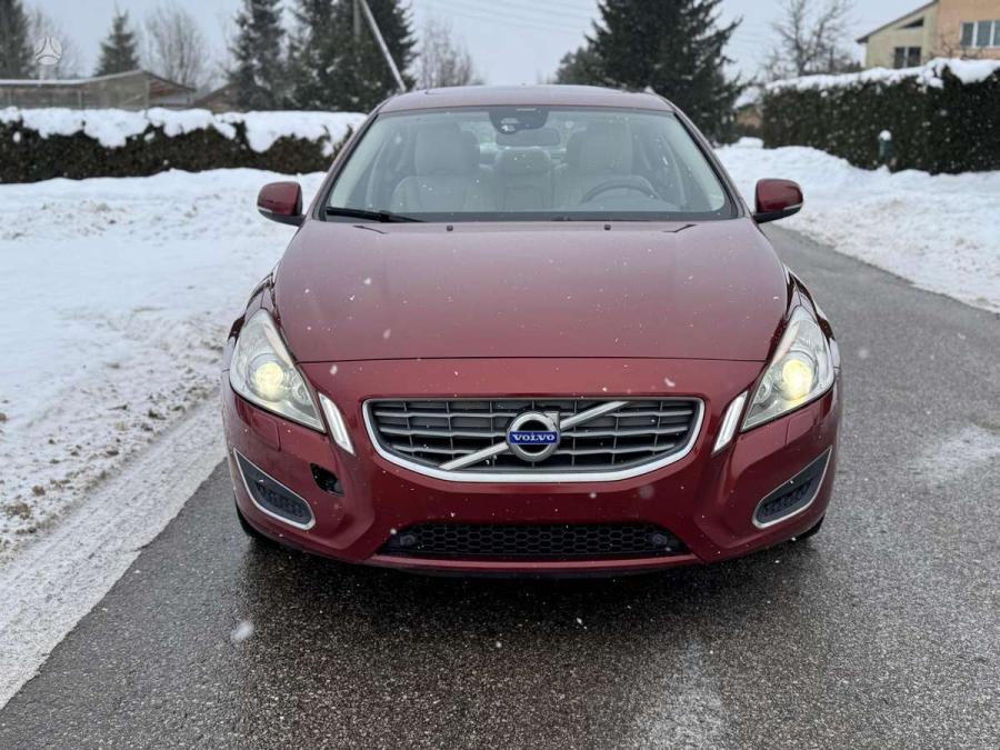 Sarkans Volvo S60 2012 Utena, ar dzinēja tilpumu 1.60 L un nobraukumu 320 tūkst. km par 5750 €, foto 2 vietnē AUTOMOTO.COM.LV
