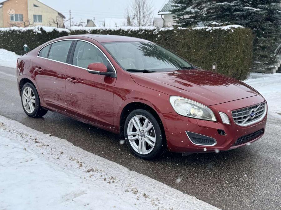 Sarkans Volvo S60 2012 Utena, ar dzinēja tilpumu 1.60 L un nobraukumu 320 tūkst. km par 5750 €, foto 3 vietnē AUTOMOTO.COM.LV