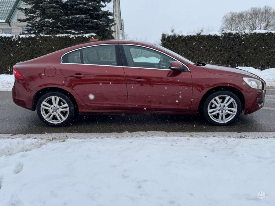 Sarkans Volvo S60 2012 Utena, ar dzinēja tilpumu 1.60 L un nobraukumu 320 tūkst. km par 5750 €, foto 4 vietnē AUTOMOTO.COM.LV