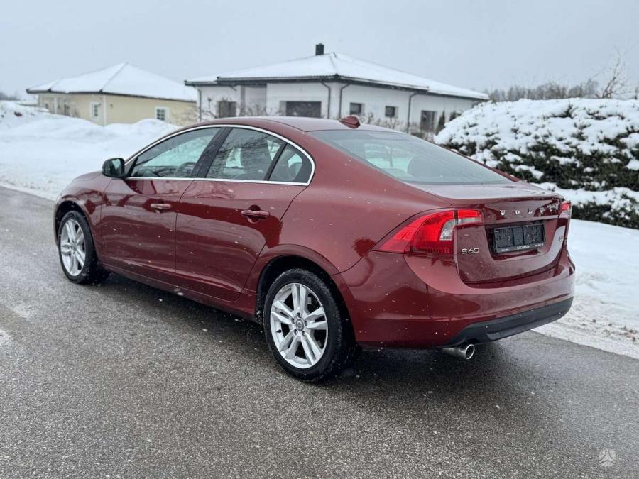 Sarkans Volvo S60 2012 Utena, ar dzinēja tilpumu 1.60 L un nobraukumu 320 tūkst. km par 5750 €, foto 7 vietnē AUTOMOTO.COM.LV