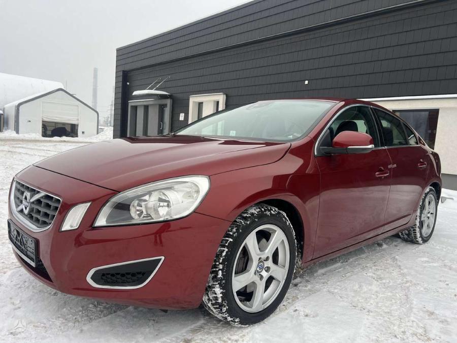 Red Volvo S60 2012 in Kaunas, with an engine capacity of 2.40 L and mileage of 265 thousand km for 6950 €, photo 1 on AUTOMOTO.COM.LV