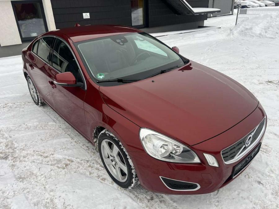 Red Volvo S60 2012 in Kaunas, with an engine capacity of 2.40 L and mileage of 265 thousand km for 6950 €, photo 3 on AUTOMOTO.COM.LV