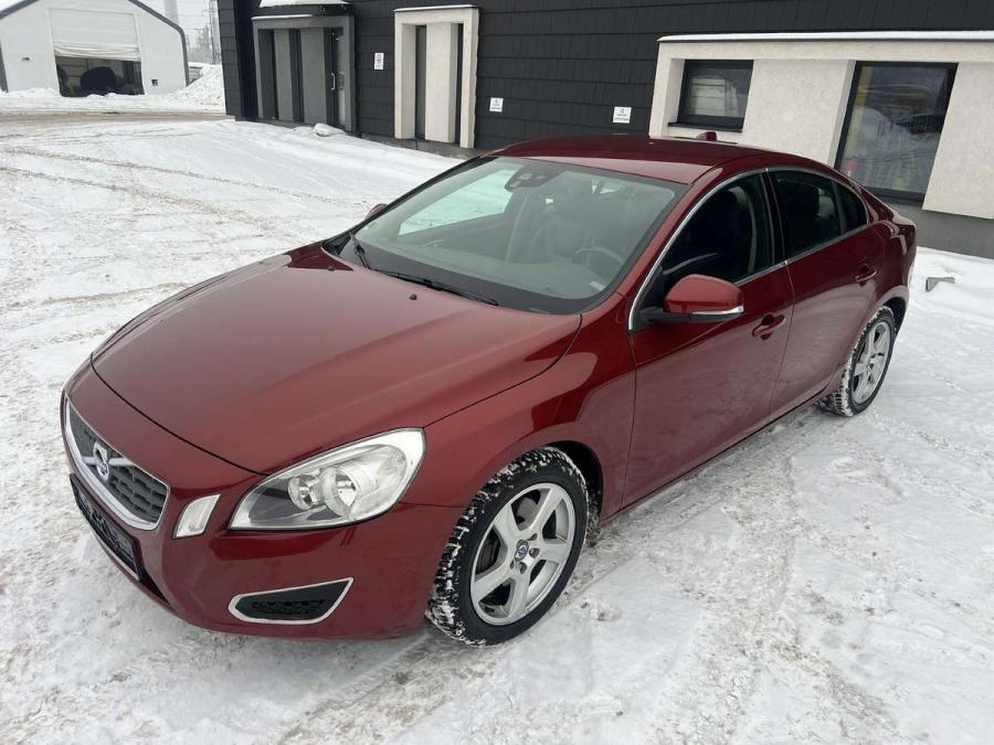 Red Volvo S60 2012 in Kaunas, with an engine capacity of 2.40 L and mileage of 265 thousand km for 6950 €, photo 4 on AUTOMOTO.COM.LV