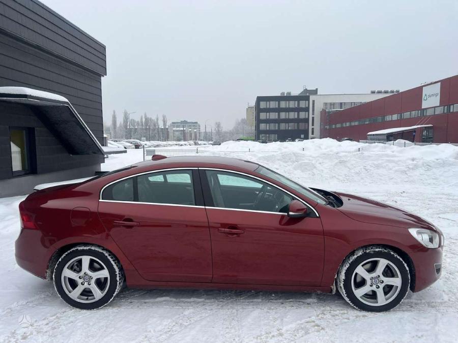 Red Volvo S60 2012 in Kaunas, with an engine capacity of 2.40 L and mileage of 265 thousand km for 6950 €, photo 6 on AUTOMOTO.COM.LV