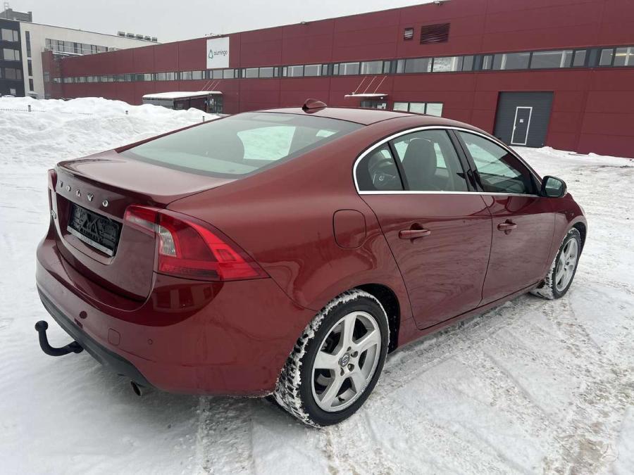 Red Volvo S60 2012 in Kaunas, with an engine capacity of 2.40 L and mileage of 265 thousand km for 6950 €, photo 8 on AUTOMOTO.COM.LV