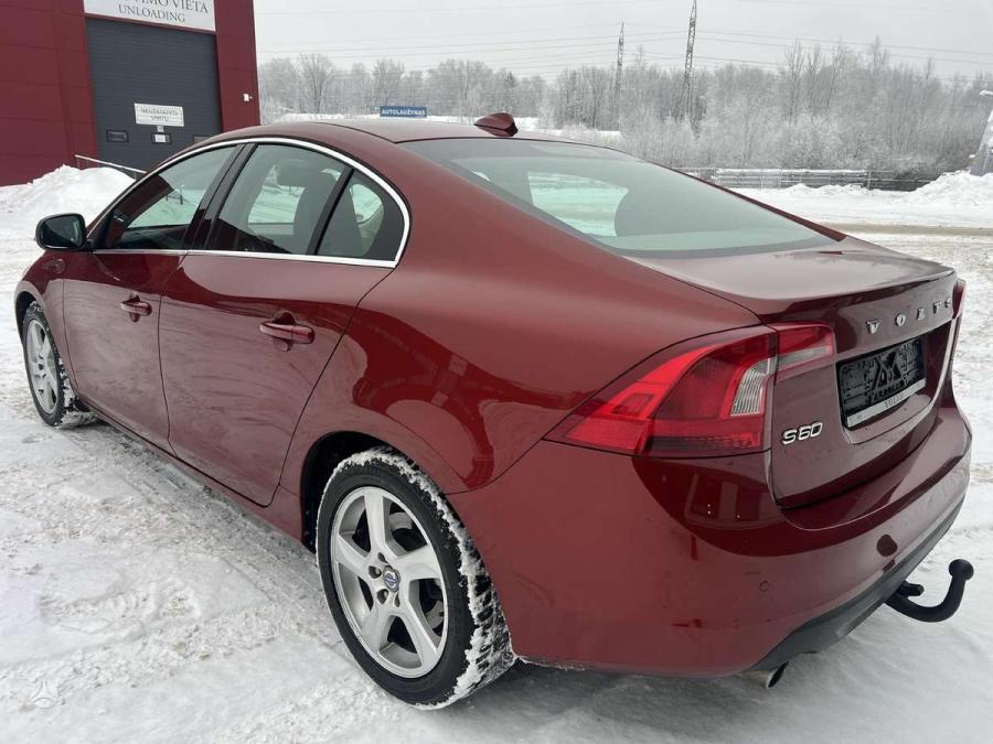 Red Volvo S60 2012 in Kaunas, with an engine capacity of 2.40 L and mileage of 265 thousand km for 6950 €, photo 11 on AUTOMOTO.COM.LV