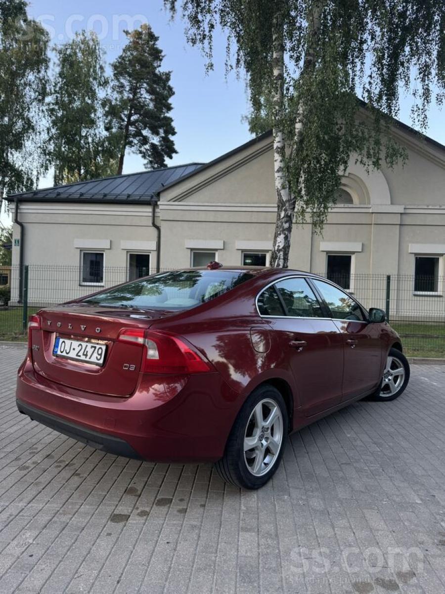 Red Volvo S60 2012 in Riga, with an engine capacity of 2.00 L and mileage of 260 thousand km for 4300 €, photo 4 on AUTOMOTO.COM.LV