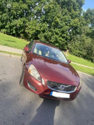 Sarkans Volvo S60 2012 Viļņa, ar dzinēja tilpumu 2.52 L un nobraukumu 298 tūkst. km par 5950 €, foto  vietnē AUTOMOTO.COM.LV