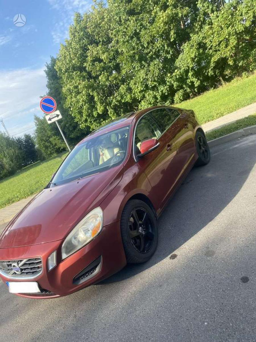 Sarkans Volvo S60 2012 Viļņa, ar dzinēja tilpumu 2.52 L un nobraukumu 298 tūkst. km par 5950 €, foto 3 vietnē AUTOMOTO.COM.LV