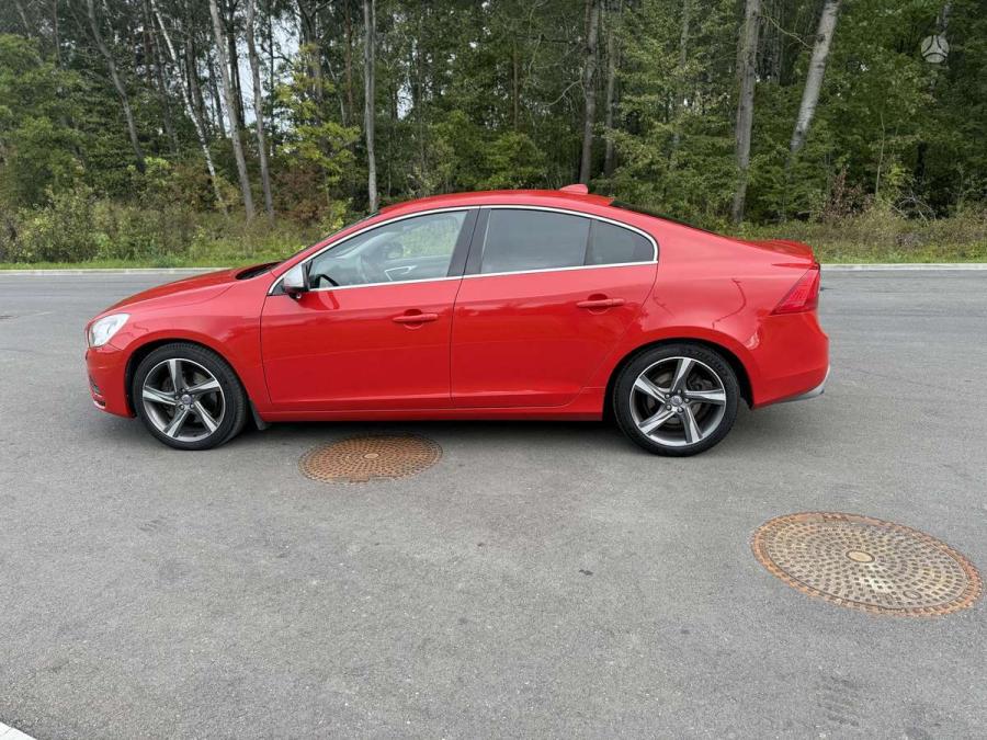 Red Volvo S60 2012 in Kaunas, with an engine capacity of 2.40 L and mileage of 215 thousand km for 5300 €, photo 4 on AUTOMOTO.COM.LV
