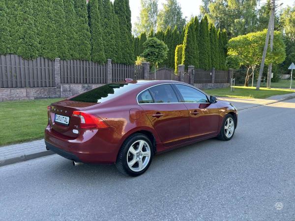 Sarkans Volvo S60 2013 Viļņa, ar dzinēja tilpumu 2.50 L un nobraukumu 102 tūkst. km par 3999 €, foto 1 vietnē AUTOMOTO.COM.LV