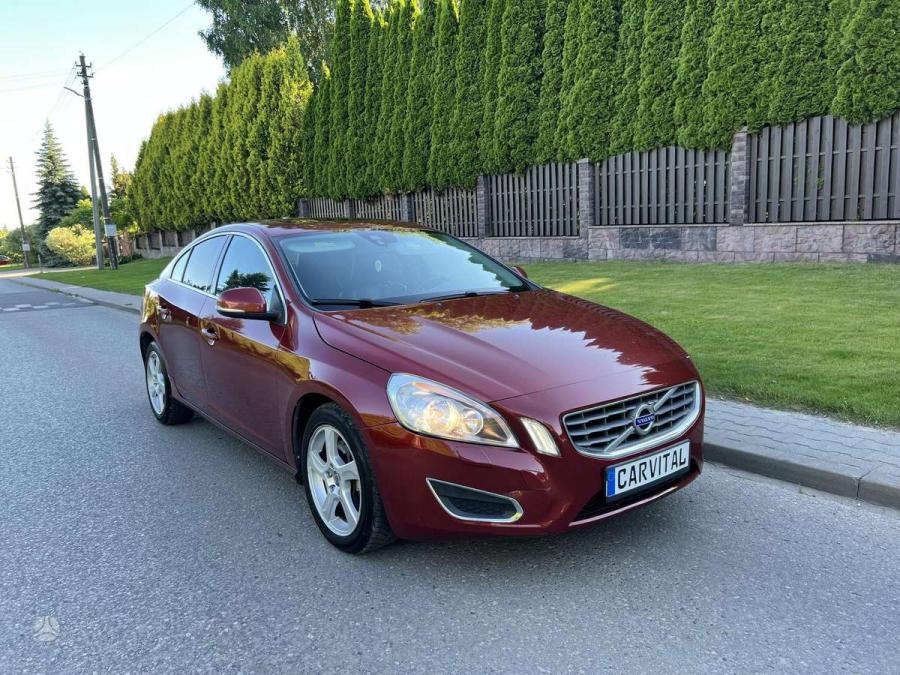 Red Volvo S60 2013 in Vilnius, with an engine capacity of 2.50 L and mileage of 102 thousand km for 3999 €, photo 3 on AUTOMOTO.COM.LV