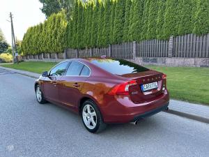 Red Volvo S60 2013 in Vilnius, with an engine capacity of 2.50 L and mileage of 102 thousand km for 3999 €, photo 4 on AUTOMOTO.COM.LV