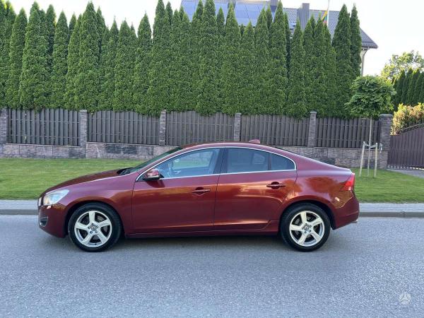Red Volvo S60 2013 in Vilnius, with an engine capacity of 2.50 L and mileage of 102 thousand km for 3999 €, photo 4 on AUTOMOTO.COM.LV