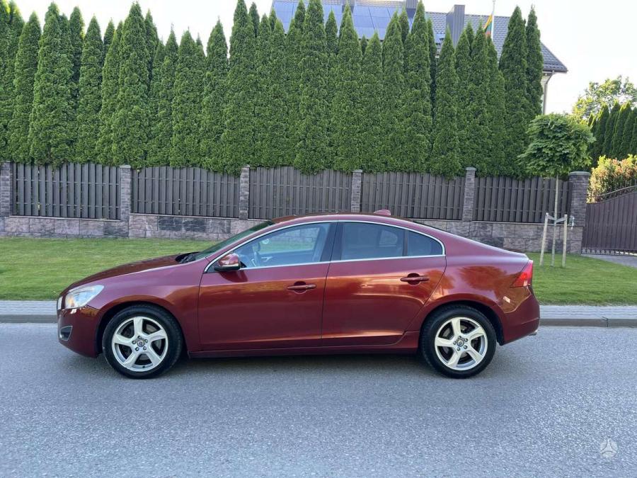 Red Volvo S60 2013 in Vilnius, with an engine capacity of 2.50 L and mileage of 102 thousand km for 3999 €, photo 5 on AUTOMOTO.COM.LV