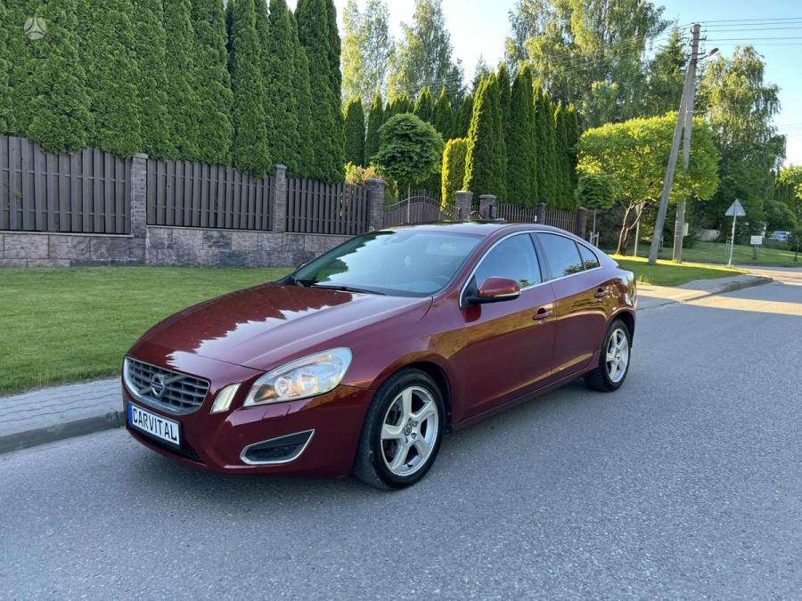 Red Volvo S60 2013 in Vilnius, with an engine capacity of 2.50 L and mileage of 102 thousand km for 3999 €, photo 6 on AUTOMOTO.COM.LV