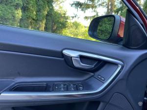 Red Volvo S60 2013 in Vilnius, with an engine capacity of 2.50 L and mileage of 102 thousand km for 3999 €, photo 14 on AUTOMOTO.COM.LV