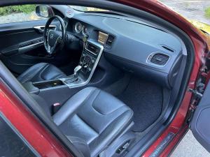 Red Volvo S60 2013 in Vilnius, with an engine capacity of 2.50 L and mileage of 102 thousand km for 3999 €, photo 17 on AUTOMOTO.COM.LV