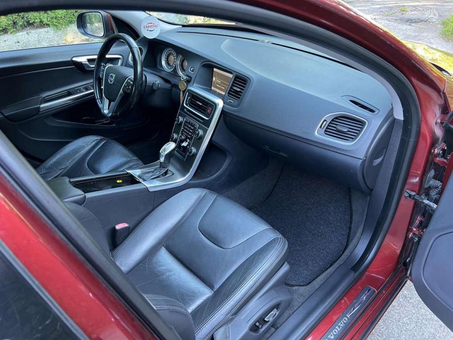Red Volvo S60 2013 in Vilnius, with an engine capacity of 2.50 L and mileage of 102 thousand km for 3999 €, photo 17 on AUTOMOTO.COM.LV