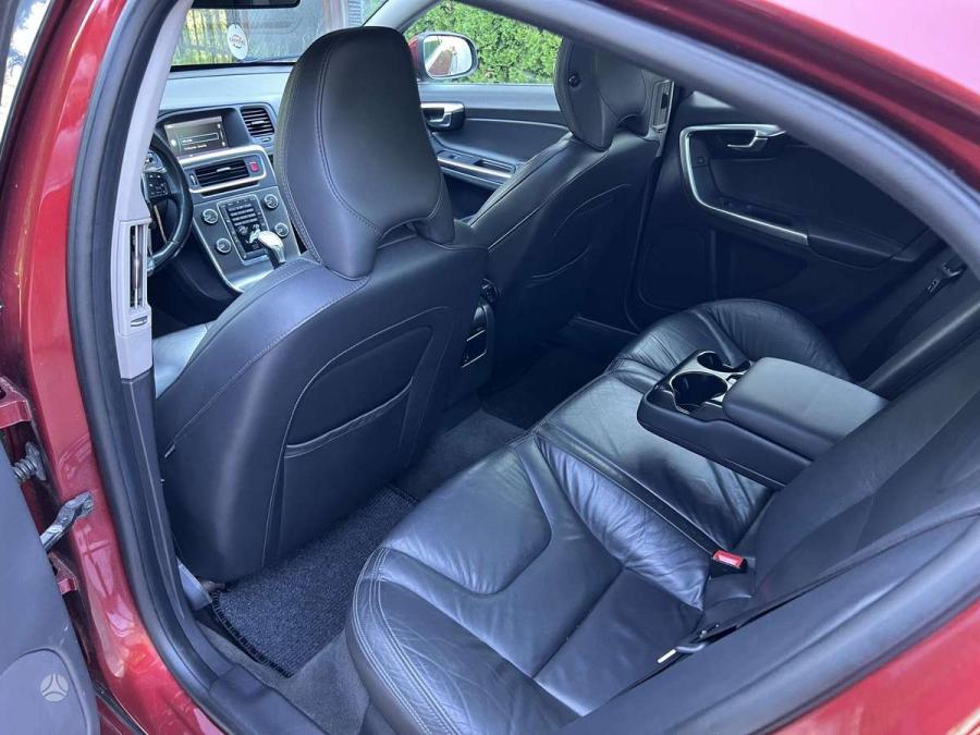 Red Volvo S60 2013 in Vilnius, with an engine capacity of 2.50 L and mileage of 102 thousand km for 3999 €, photo 21 on AUTOMOTO.COM.LV