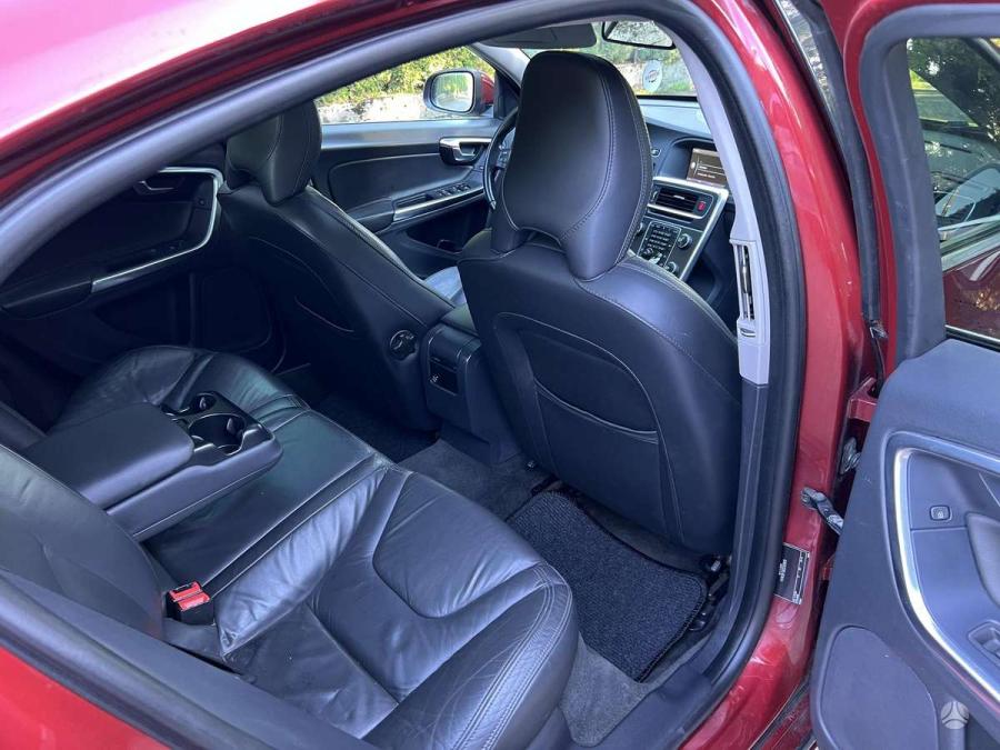 Red Volvo S60 2013 in Vilnius, with an engine capacity of 2.50 L and mileage of 102 thousand km for 3999 €, photo 22 on AUTOMOTO.COM.LV