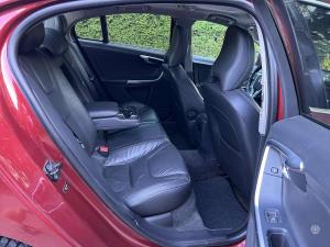 Red Volvo S60 2013 in Vilnius, with an engine capacity of 2.50 L and mileage of 102 thousand km for 3999 €, photo 23 on AUTOMOTO.COM.LV
