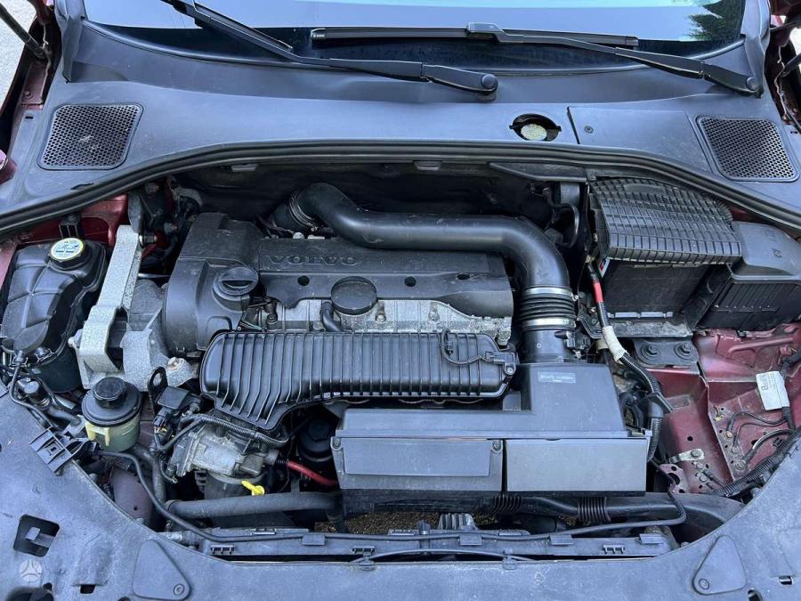 Red Volvo S60 2013 in Vilnius, with an engine capacity of 2.50 L and mileage of 102 thousand km for 3999 €, photo 30 on AUTOMOTO.COM.LV