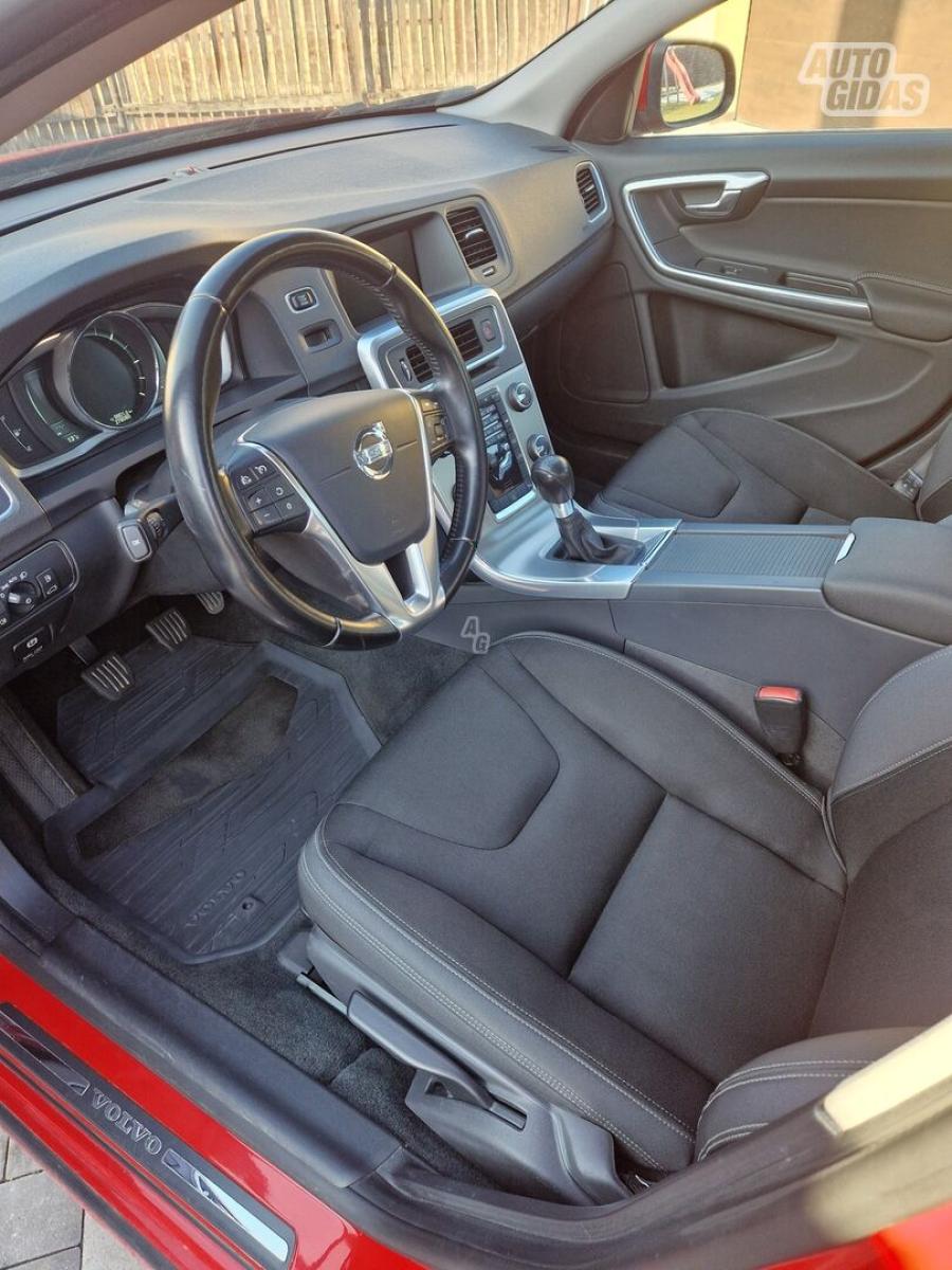 Sarkans Volvo S60 2014 Joniškis, ar dzinēja tilpumu 2.00 L un nobraukumu 276 tūkst. km par 7000 €, foto 13 vietnē AUTOMOTO.COM.LV