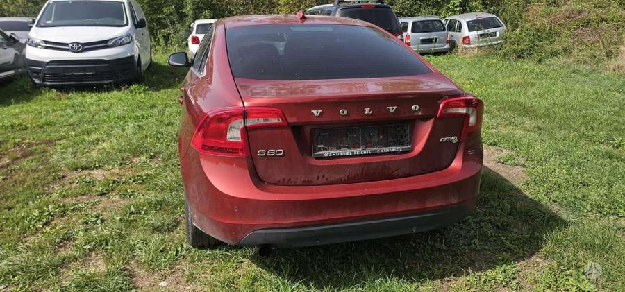 Sarkans Volvo S60 2014 Anykščiai, ar dzinēja tilpumu 1.56 L un nobraukumu 236 tūkst. km par 3900 €, foto 5 vietnē AUTOMOTO.COM.LV
