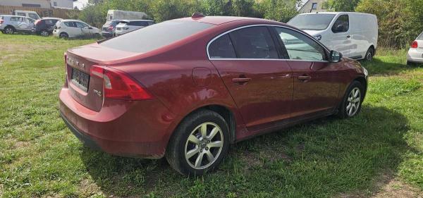 Sarkans Volvo S60 2014 Anykščiai, ar dzinēja tilpumu 1.56 L un nobraukumu 236 tūkst. km par 3900 €, foto 6 vietnē AUTOMOTO.COM.LV