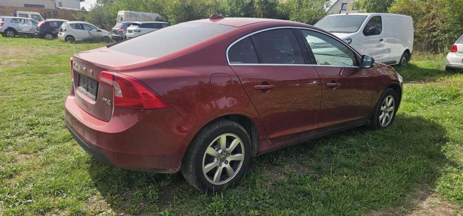 Sarkans Volvo S60 2014 Anykščiai, ar dzinēja tilpumu 1.56 L un nobraukumu 236 tūkst. km par 3900 €, foto 6 vietnē AUTOMOTO.COM.LV