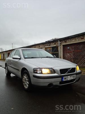 Volvo S60 2001 in Riga, with an engine capacity of 2.40 L and mileage of 366 thousand km for 1350 €, photo 1 on AUTOMOTO.COM.LV