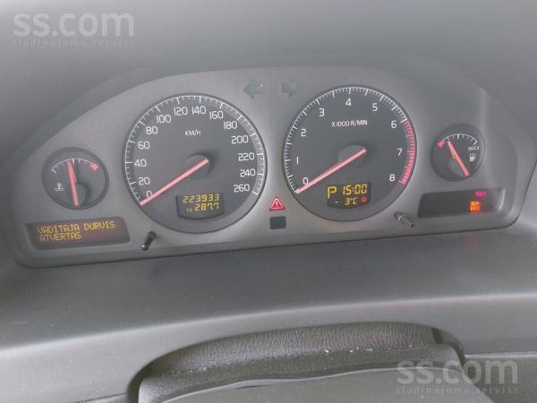 Volvo S60 2001 in Jelgava, with an engine capacity of 2.40 L and mileage of 224 thousand km for 2000 €, photo 5 on AUTOMOTO.COM.LV
