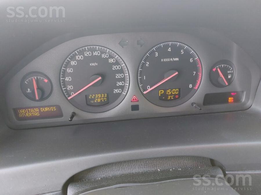 Volvo S60 2001 in Jelgava, with an engine capacity of 2.40 L and mileage of 224 thousand km for 2000 €, photo 5 on AUTOMOTO.COM.LV